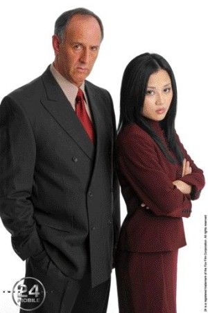 24: Conspiracy: Fotoğraf Steve Kramer isimlerini içeren 18 fotoğraftan ...