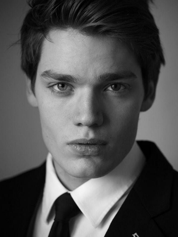 Dominic Sherwood - Beyazperde.com